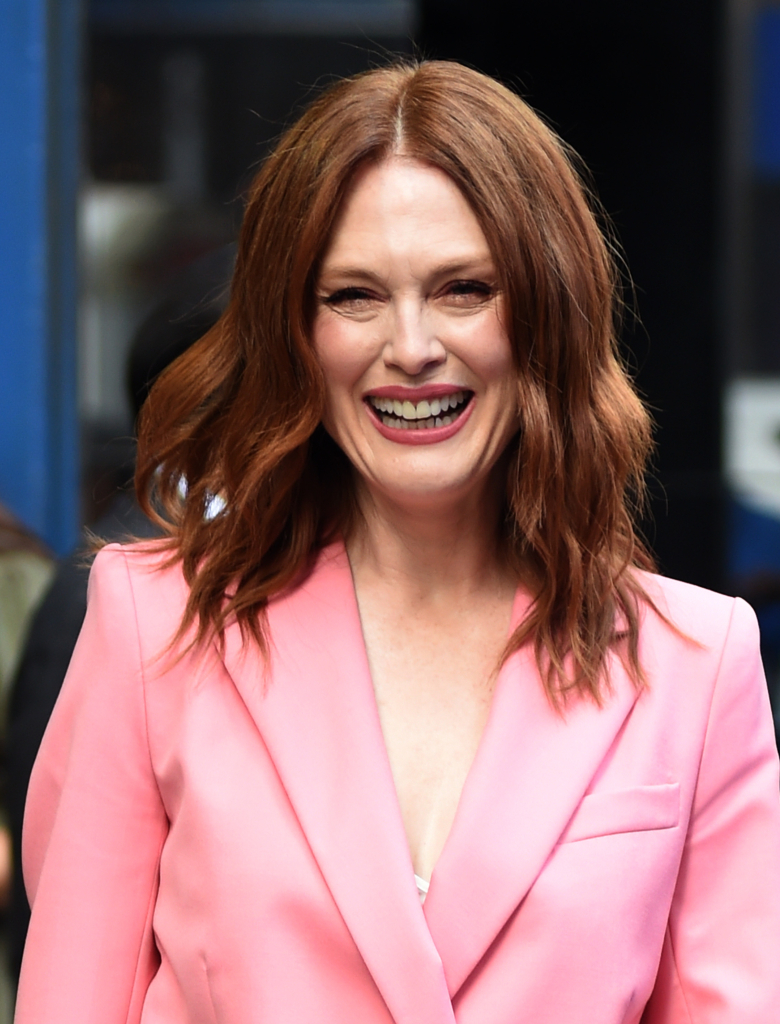 Julianne Moore: Οι top κανόνες ομορφιάς που ακολουθεί πιστά & το άρωμα που δεν αλλάζει | Jenny.gr